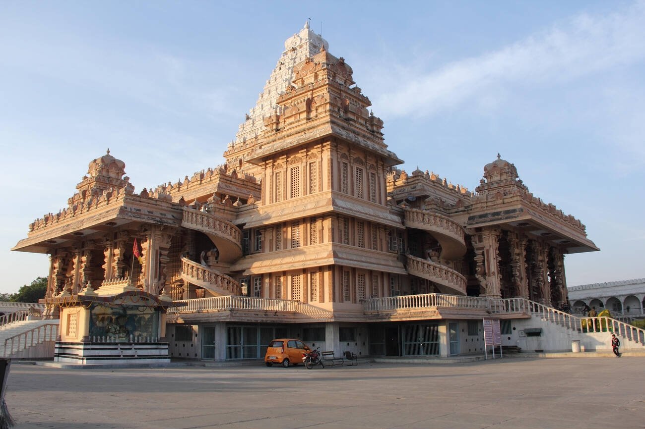 Chhatarpur Mandir A Magnificent Temple of Sacred Grace